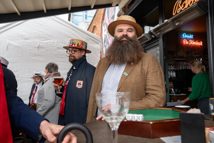 Average Rob is officieel ‘Snor van het Jaar’: “Mijn snor staat symbool ...