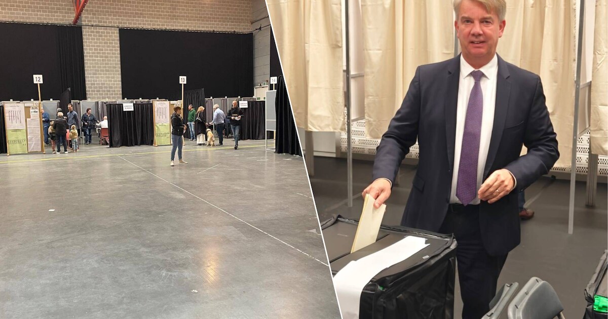 Allesbehalve wachtrijen bij stembusgang in Oostkamp, burgemeester Jan ...