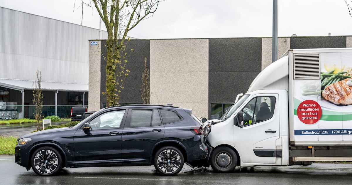 Bestelwagen rijdt in op voorligger aan keukens van Moerzeke | Hamme ...