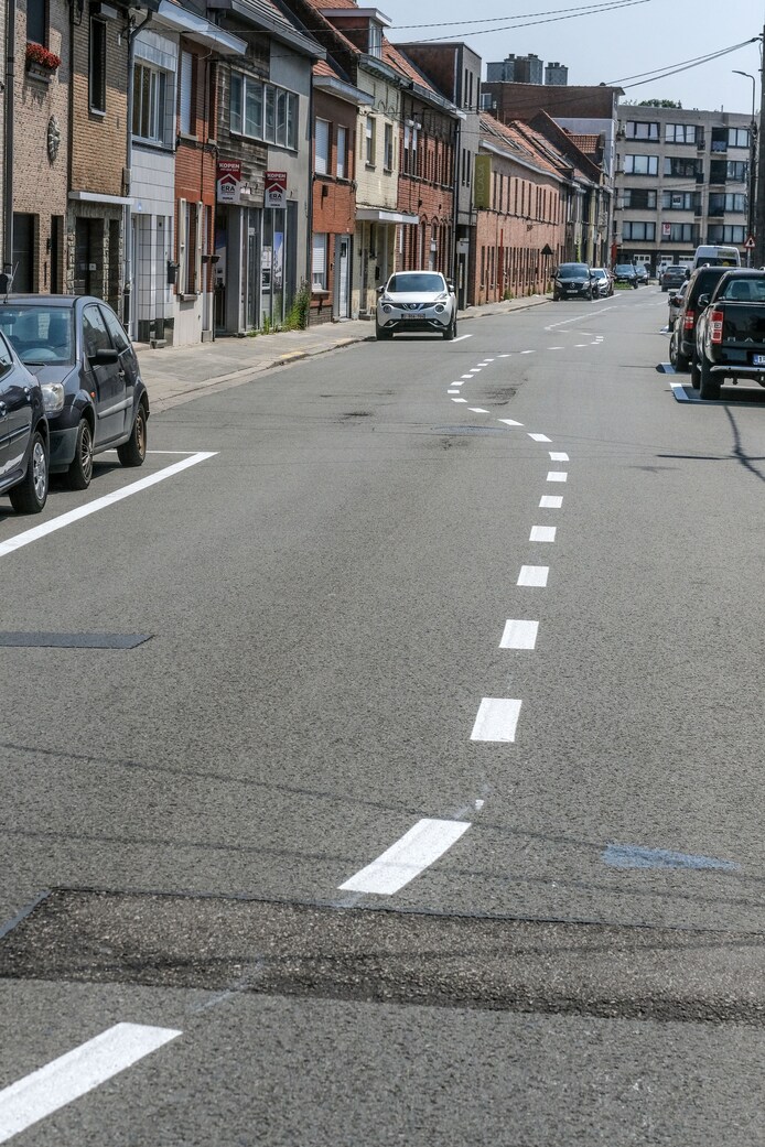 Neen, de schilder van deze wegmarkeringen keek niet te diep in het glas ...