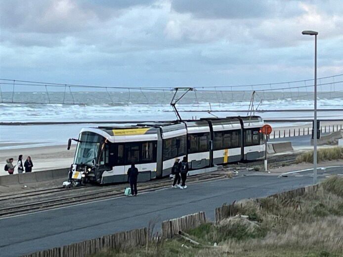 Kusttram ontspoord in Middelkerke door zandophoping, bestuurder naar ...