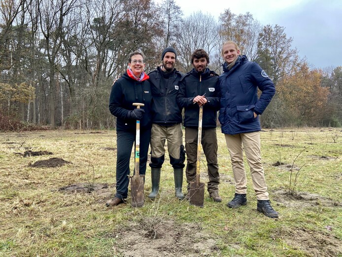 Kleine 200 vrijwilligers helpen klimaatbeweging bosrand aanplanten ...