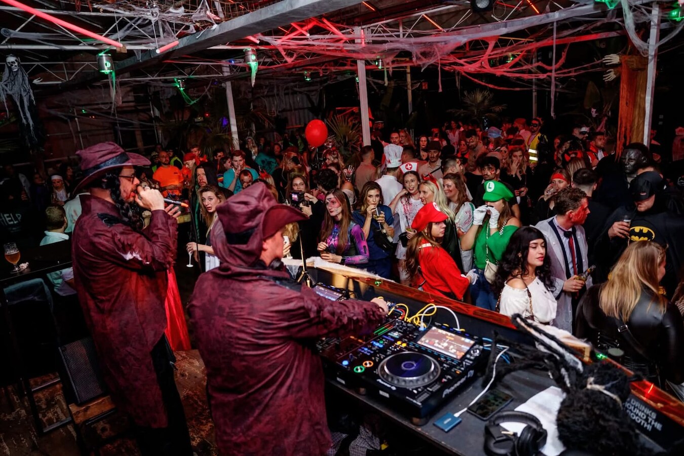 DJ Cluts (46) en MC Tom (46) willen met Cayoteclub onvergetelijke ...