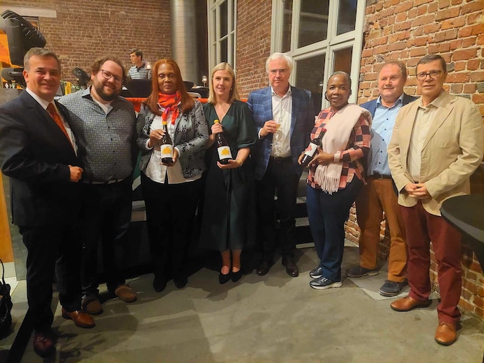 Sebastian (38) stelt door hem in Zuid-Afrika verbouwde wijnen voor ...