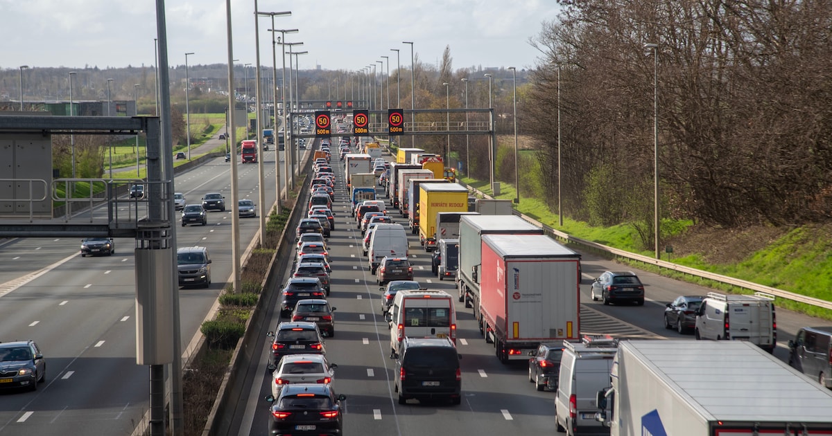 Meer dan twee uur file op E40 richting Gent na ongeval in Drongen ...