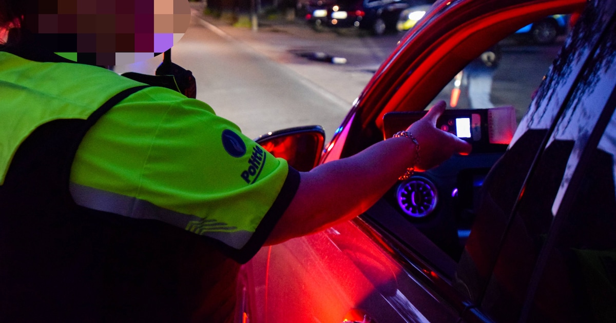 Bestuurder rookt in wagen met kind zonder zitje en test positief op ...