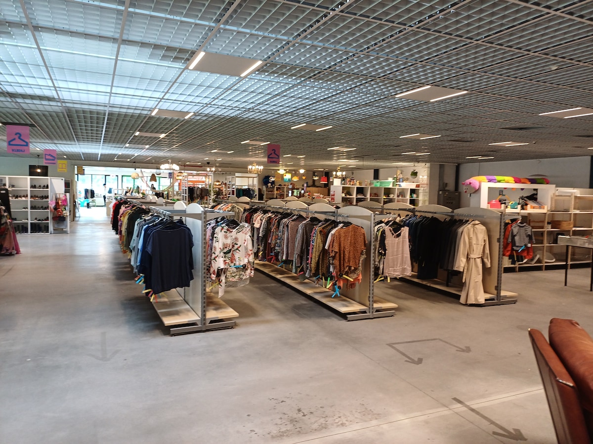 Meer ruimte voor meubels en boeken: kringwinkel De Cirkel in Lokeren ...