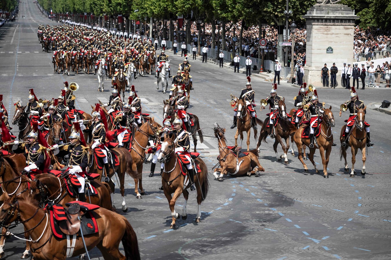 Paarden veroorza­ken chaos tijdens defilé op Franse nationale feestdag ...