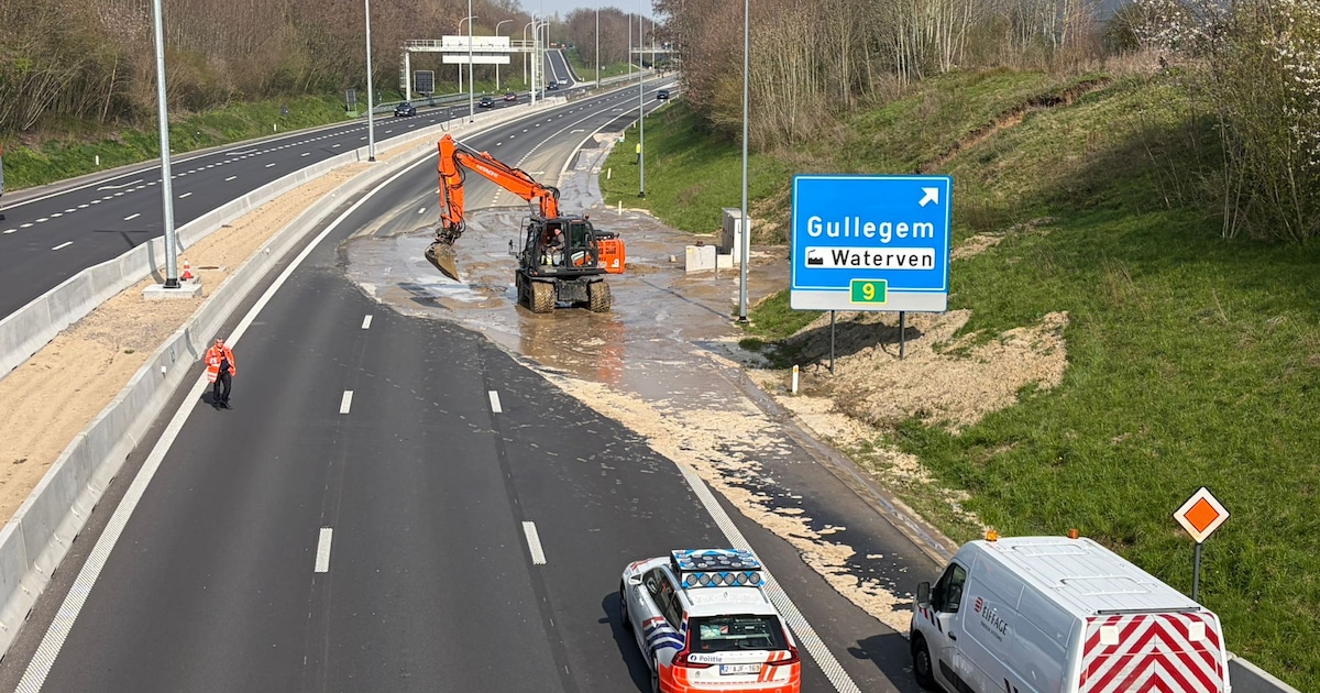 Waterlek zet R8 in Heule onder water en bedekt rijstroken met modder ...