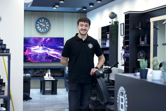 NET OPEN. Berkant (20) start eigen kapperszaak in Dampoortstraat: “Voor mijn playstation heb ik ...