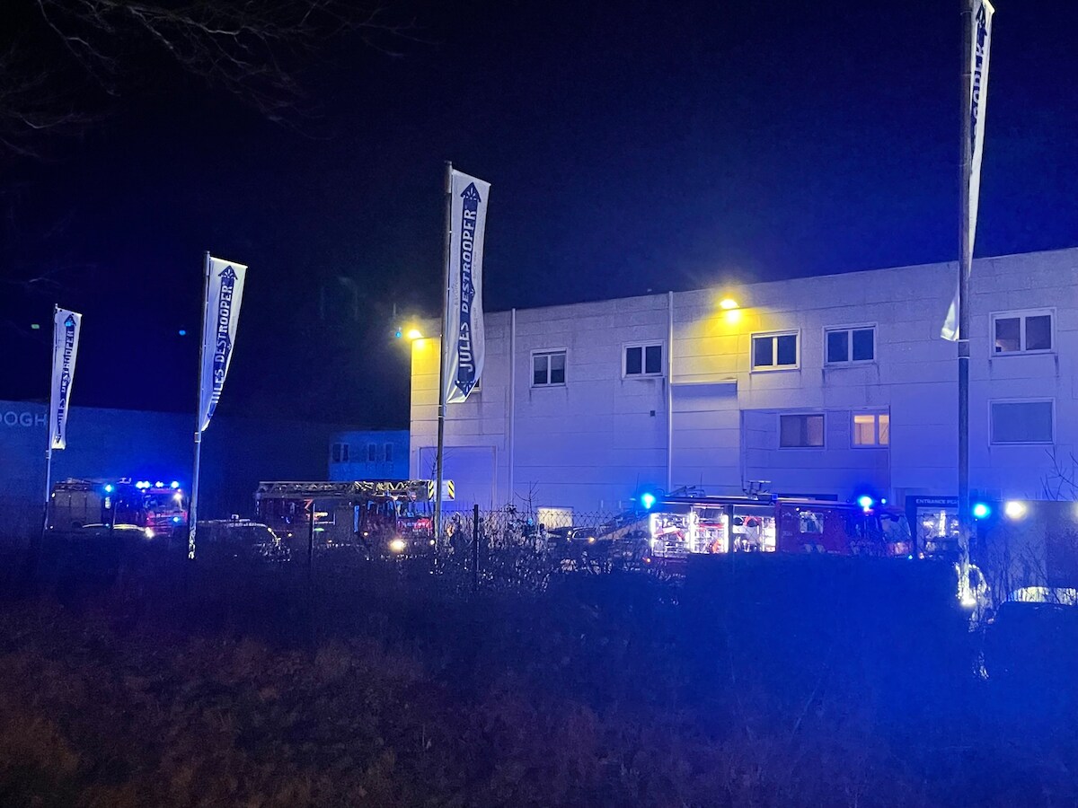 Brandweer rukt uit voor rook in productiehal Jules Destrooper ...