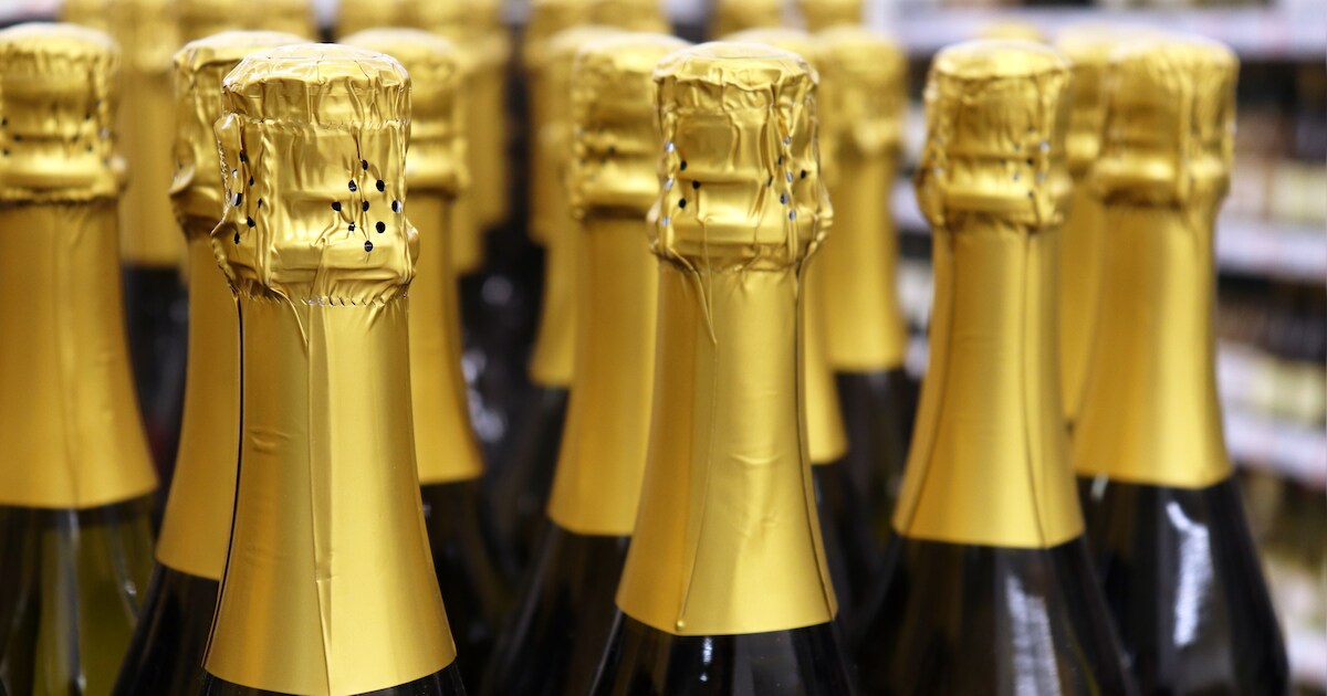 Dieven stuiven weg met champagneflessen van bekend merk ter waarde van ...