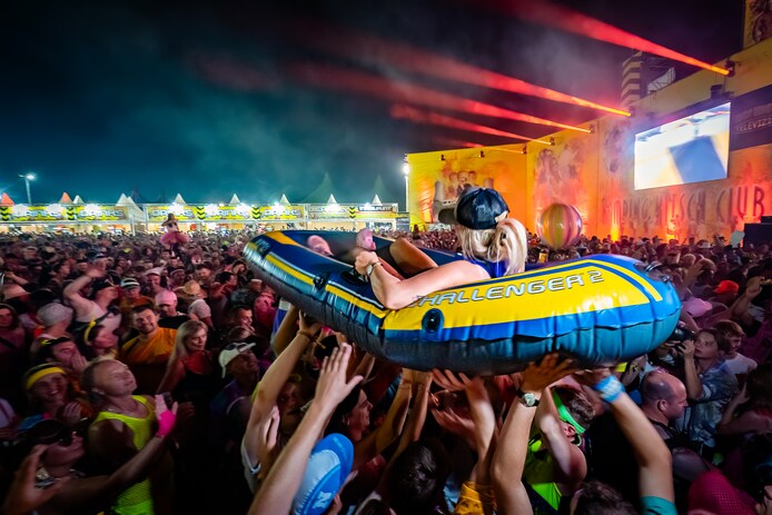 Kamping Kitsch Club mikt met ‘Pak Alles Wat Je Kan’ op grootste editie ...