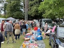 Duizenden mensen kuieren langs ruim 500 kraampjes op Reuzerommelmarkt ...