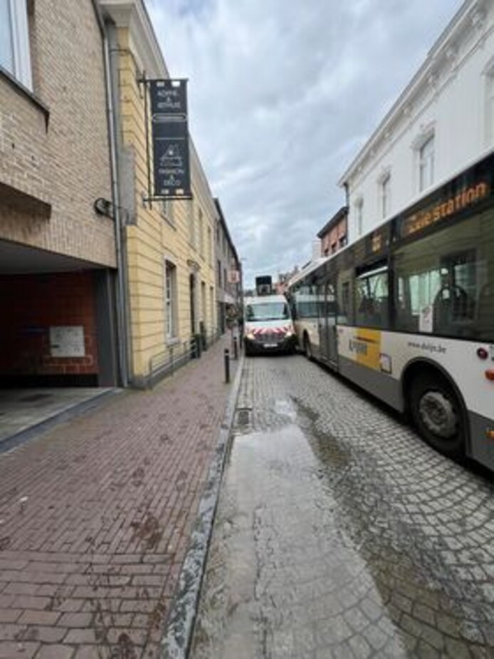 Lijnbus rijdt zich vast in centrum Zele en zorgt voor schade aan ...