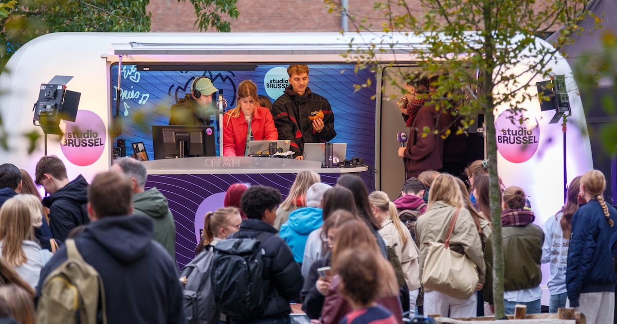 IN BEELD. StuBru-duo houdt halt bij Thomas More-hogeschool voor De Warmste Week | Mechelen | HLN.be