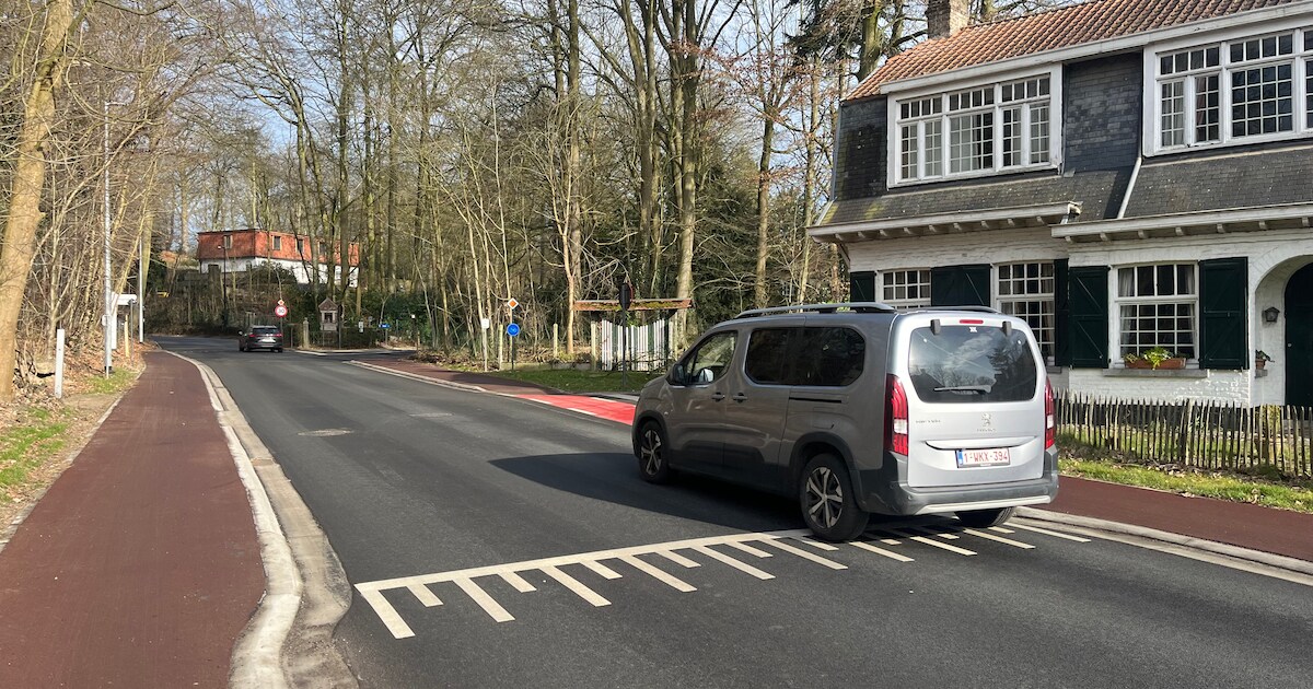 Verkeersplateau aan wandelbos verkeerd aangelegd volgens LEF: “Auto’s ...