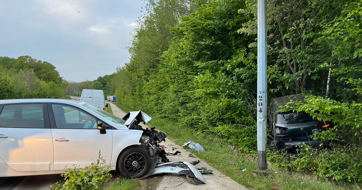 Kop-staart aanrijding doet wagen in berm belanden; bestuurder neemt de ...