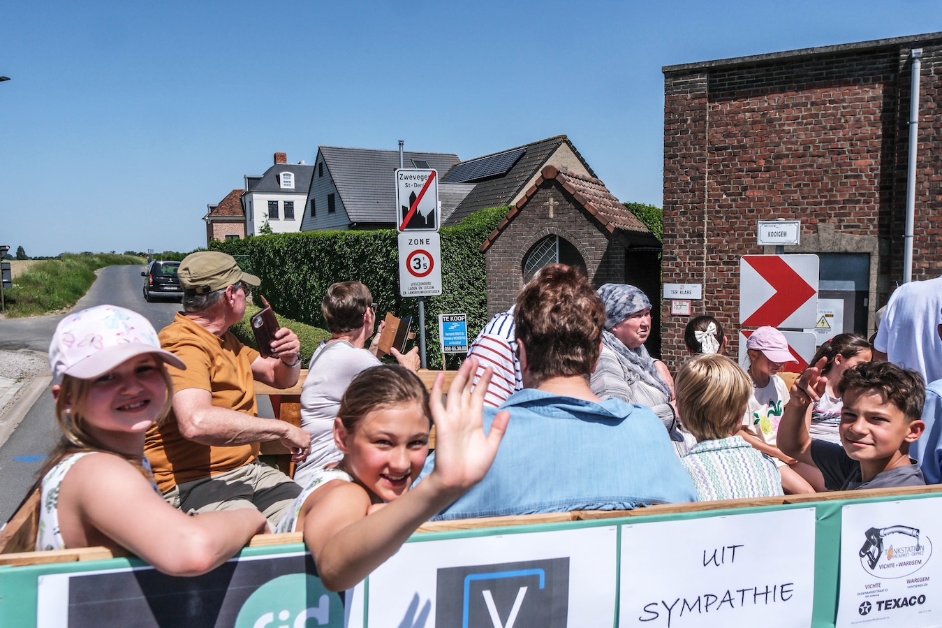 IN BEELD Leerlingen gemeenteschool Sint-Denijs trekken op kapellentocht ...