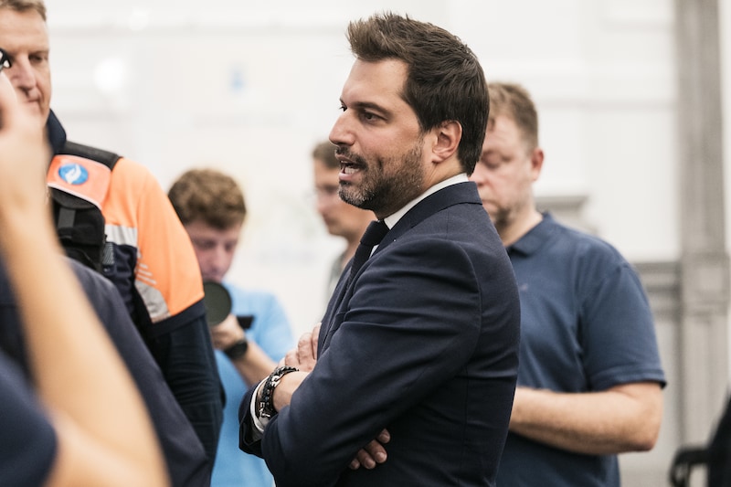 Wie reed met Mercedes van Georges-Louis Bouchez aan 172 km/u op de E19 ...