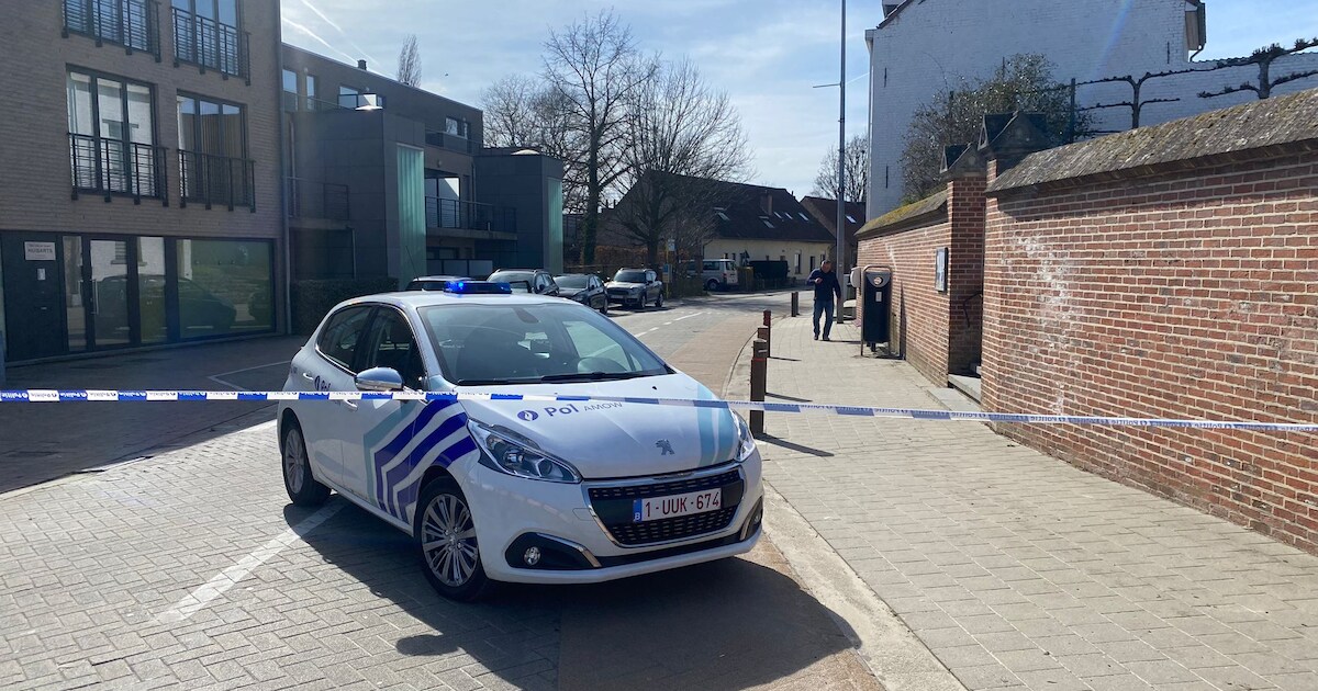 Man die zich urenlang verschanste in woning overmeesterd nadat politie hem beschiet met ...