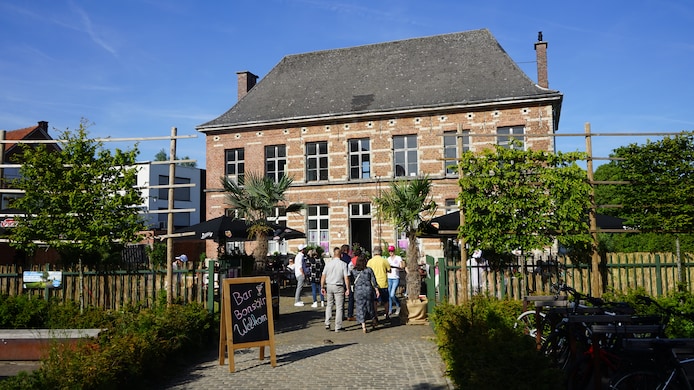 NET OPEN. Bar Bonsoir in voortuin van Huis Piers: “Zomerbar moet wat leven in de brouwerij ...