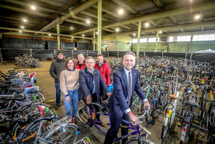 Honderden gevonden fietsen in Brugge krijgen (tijdelijke) plek in ...