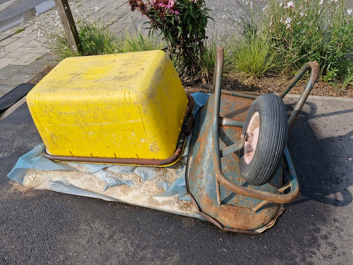 Ook in Pittem ligt er al bijna een week een dood schaap op de oprit ...