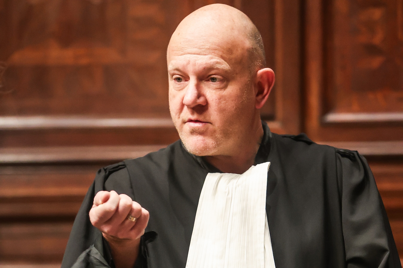 “Ik ben ook een mens, hè. Ik ben geen monster.” Beschuldigde Andrew ...