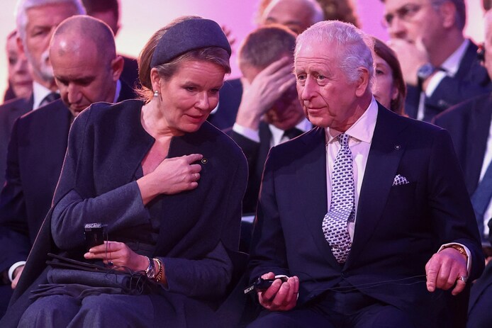 Koningin Mathilde krijgt plekje naast koning Charles tijdens herdenking ...
