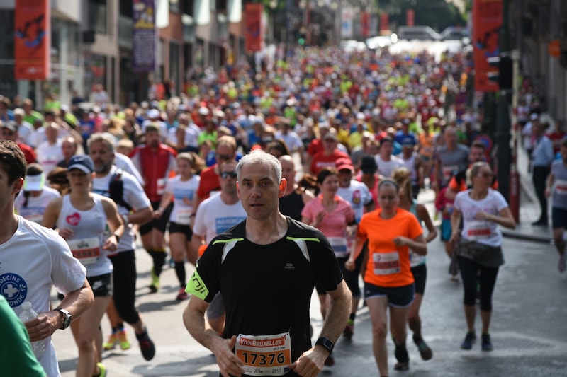20 km van Brussel lopen: 4 tips tegen de hitte | Nieuws | HLN.be