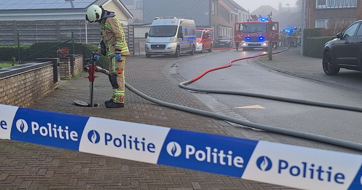 Brand breekt uit in leegstaande woning in centrum van Leffinge ...