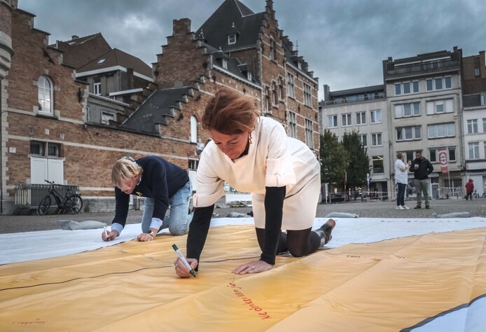 Kortrijk toont hart voor strijders tegen kanker, met reuzegroot geel ...