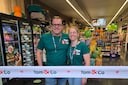 Johan (50) en Tamara (38) openen vierde filiaal van dierenspeciaalzaak ...