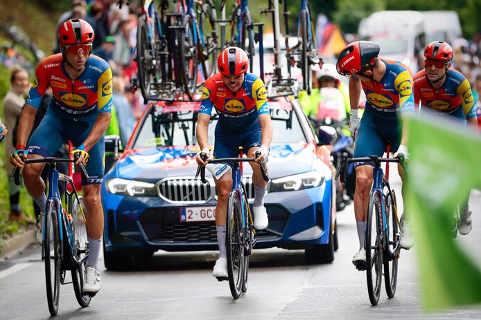 Na een ware nagelbijter: Kasper Asgreen houdt jagende Wout van Aert en peloton af en wint vanuit ...