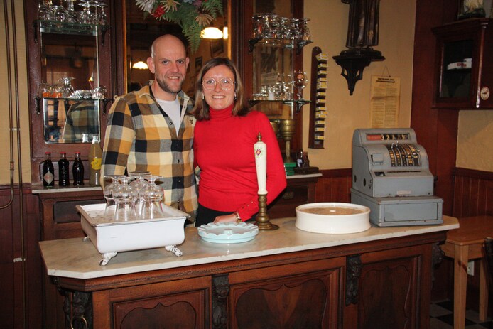 Iris (63) viert verjaardag van iconisch eetcafé ’t Hof van Commerce ...