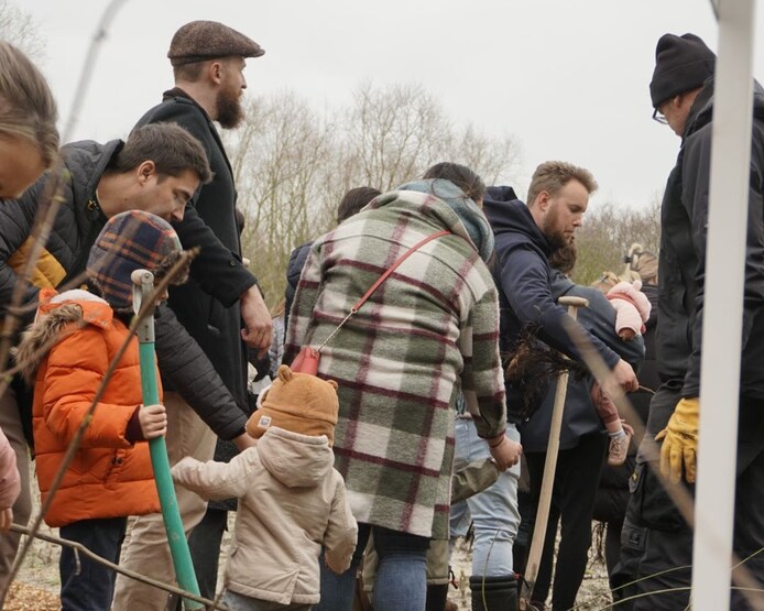 600 Oostendse ouders planten een boompje in het Geboortebos | Oostende ...