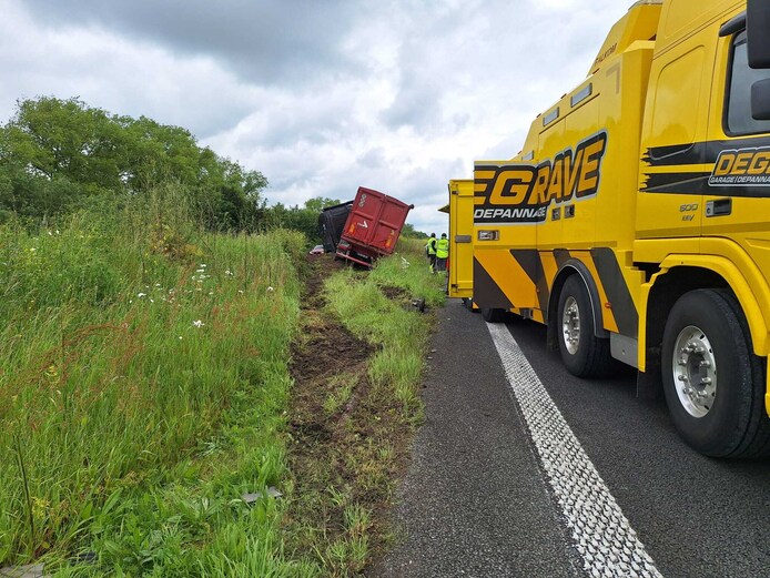 Vrachtwagen belandt in berm op E40 in Westkerke na klapband: verkeer over één rijstrook ...