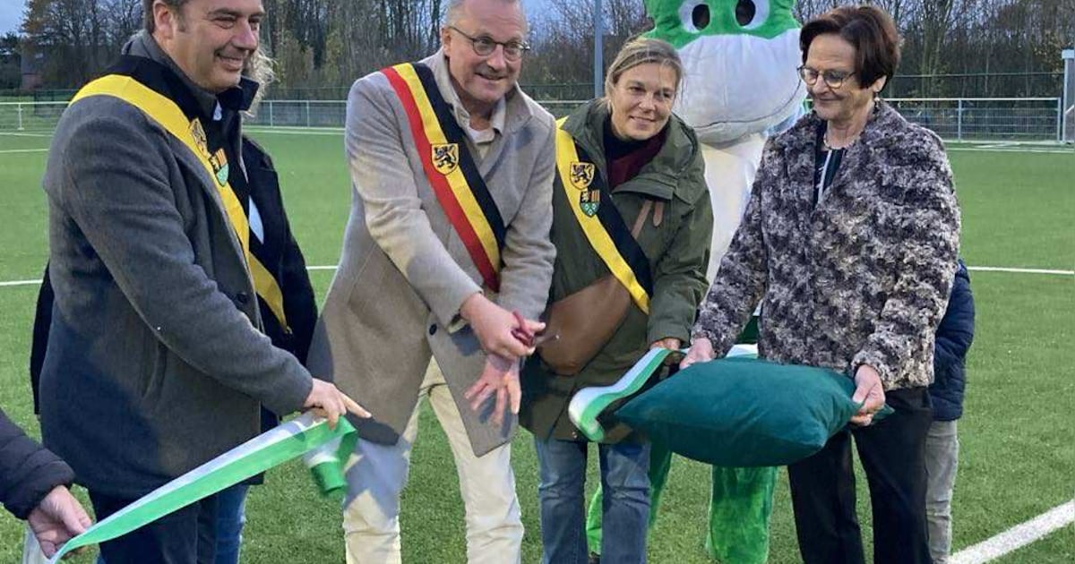 Schepencollege ‘knipt’ kunstgrasveld SK Laar in: veteranen kloppen KV ...