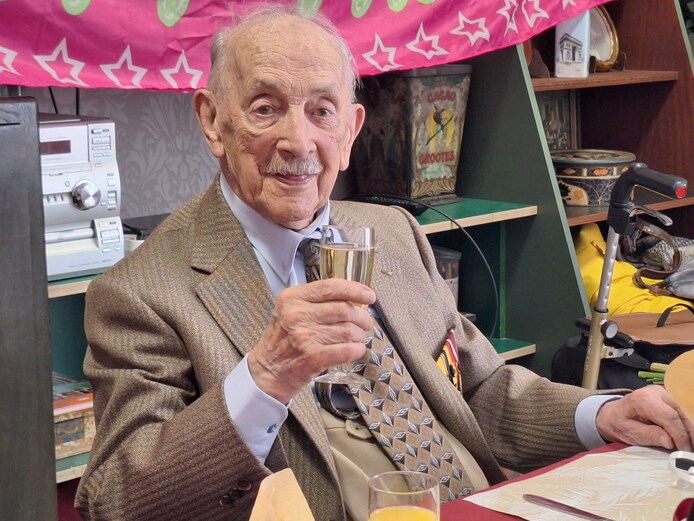 De oudste man van Gent en nog volledig bij de pinken: Albert Libert ...