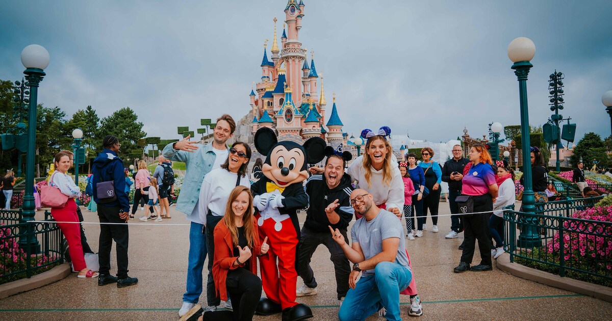 IN BEELD. MNM-dj's vieren einde zomervakantie in Disneyland Paris | BV ...