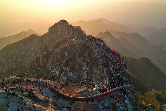Toeristen trotseren Mount Tai met AI-exoskeletten: “Het voelt alsof je ...