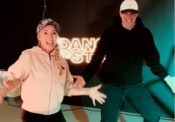 KIJK. Kathleen Aerts zit op TikTok en viert dat met K3-dansje | BV | hln.be