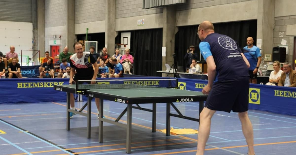 Minister Vincent Van Peteghem slaat balletje tegen Jean-Michel Saive tijdens jubileumfeest ...