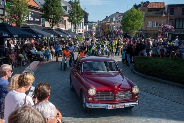 Van vrachtwagens tot oldtimers: jaarlijkse voertuigenwijding van Sint ...
