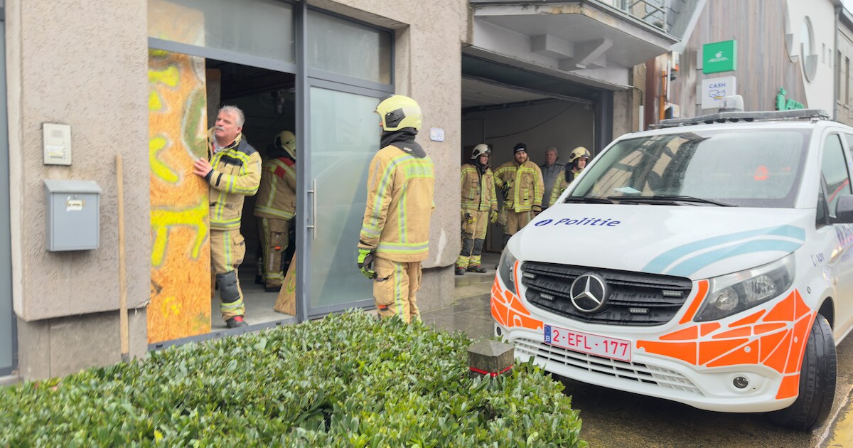 Bestuurder mist inrit van garage en rijdt tegen voordeur van ...