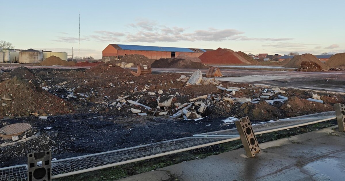 Sloopwerken voor nieuwe KMO-zone kleiputten leggen ondergronds stort ...