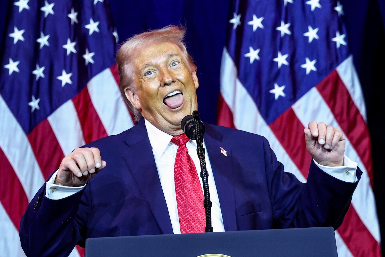 KIJK. Trump lacht opnieuw met trans atleten tijdens speech | Foto | hln.be