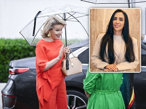 Twee jaar nadat Boshra (40) handtas naar paleis stuurde, draagt ...