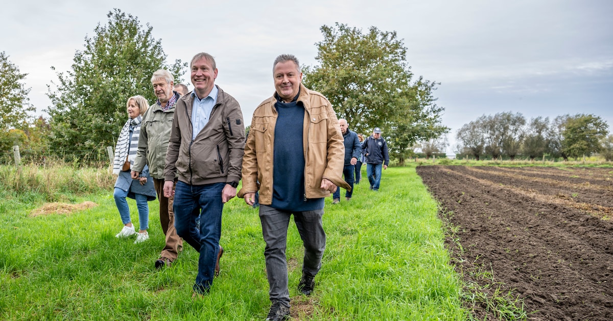 IN BEELD. Nieuwe wandelroute Sluis-Roost officieel ingewandeld ...